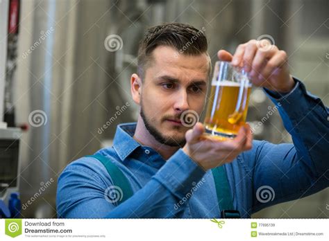 Primer De La Cerveza De La Prueba Del Cervecero Imagen De Archivo
