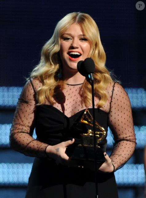 Photo Kelly Clarkson Reçoit Le Prix Best Pop Vocal Album Opour