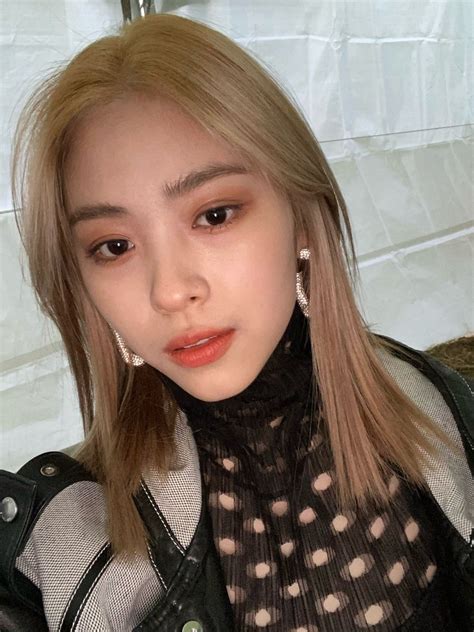 Itzy Korean Girl Groups Kpop Girls Pretty People Cool Girl Beauty