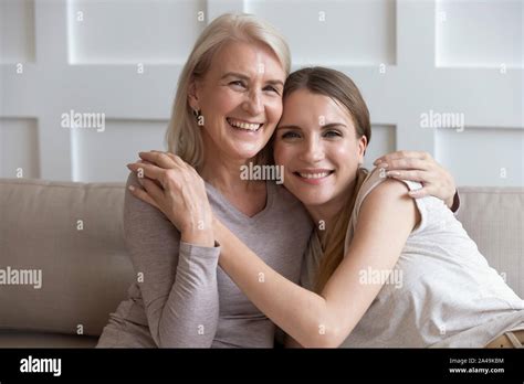 Une Mère âgée Et Sa Fille Adulte Banque De Photographies Et Dimages à