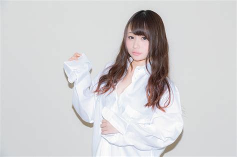 彼のダボッたワイシャツを着た寝起き女子の無料の写真素材 Id 84907｜フリー素材 ぱくたそ