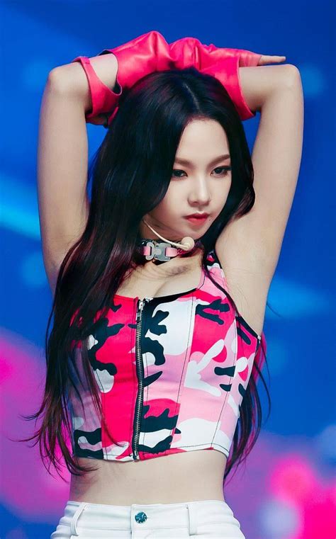 두팔을 드니 이 더욱 돋보이는 에스파 카리나