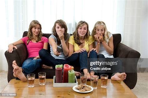 Feet Up Barefoot Table Fotografias E Filmes Do Acervo Getty Images