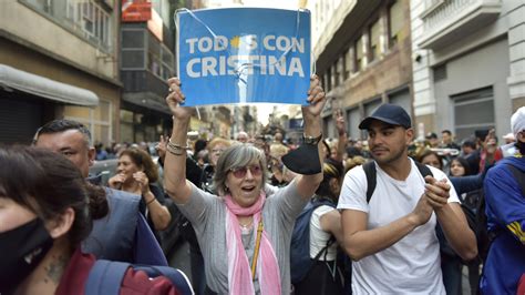 ¿quiÉn Le RegalÓ Un Ramo De Flores A Andrea Infobae