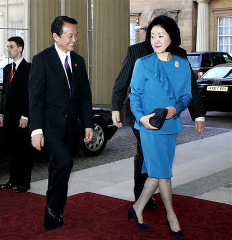 麻生太郎の嫁の実家がすごかった！馴れ初めは？ドレス姿が可愛いと話題に！｜ソロモンnews