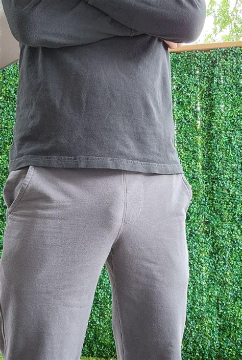 R Graysweatpants Bulges Or Cocks Sticking Out Of Grey Sweatpants 🥵👖