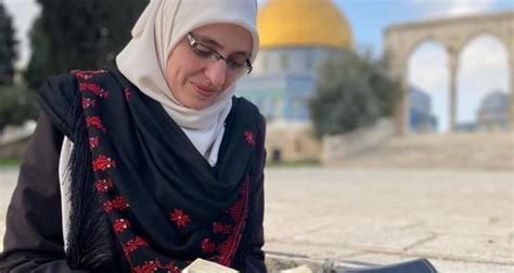 المرابطة هنادي الحلواني تعود إلى الأقصى بعد إبعاد قسري لأسابيع وكالة