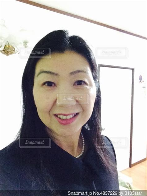 カメラに向かって微笑む女性の写真・画像素材[4837229] Snapmart（スナップマート）
