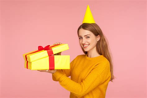 머리 열기 선물 상자에 파티 콘과 카메라에 미소 생일 깜짝 선물을 언 박싱 하는 아름 다운 생강 소녀의 초상화 20 29세에
