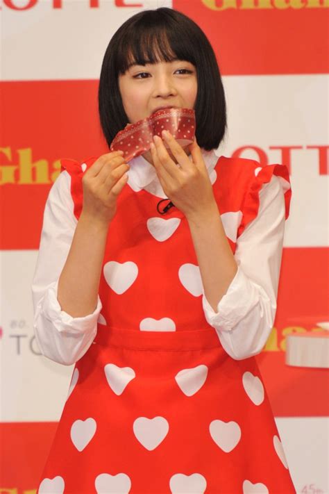 広瀬すず「チョコを直接渡すのが恥ずかしかった」、初恋時の“後悔”を告白 ／2015年2月8日 写真 エンタメ ニュース ｜クランクイン！