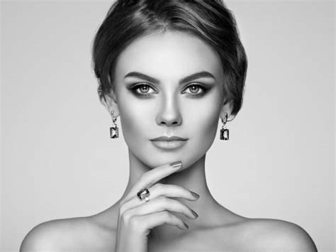 Toko Perhiasan Foto Foto Foto Stok Potret And Gambar Bebas Royalti Istock