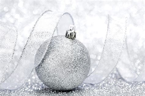 عيد الميلاد الكرة الزخرفية والشريط على خلفية بريق الفضة احتفال عام