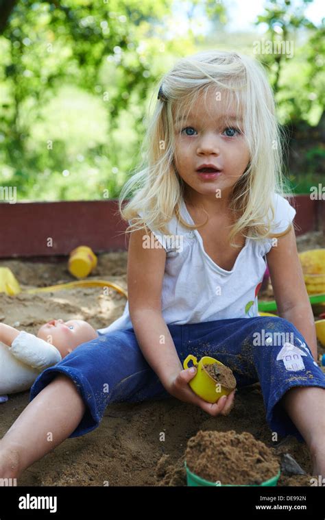 Kinder Oberkörper Frei Fotos Und Bildmaterial In Hoher Auflösung – Alamy