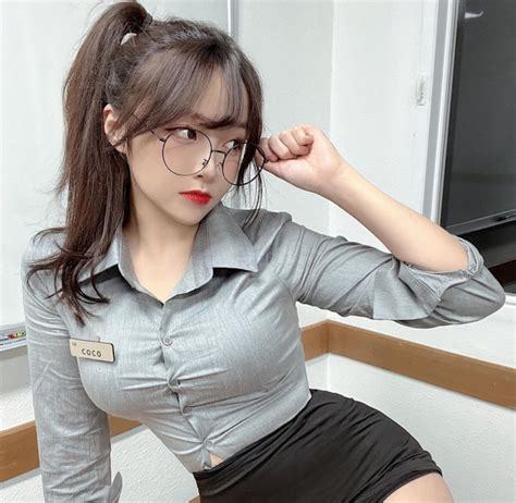 Người đẹp Hàn Quốc Có Style Mặc Sơ Mi Bung Cúc Cá Tính ít Ai Bì