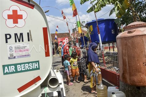 Pembagian Air Bersih Ke Warga Terdampak Kemarau Antara Foto