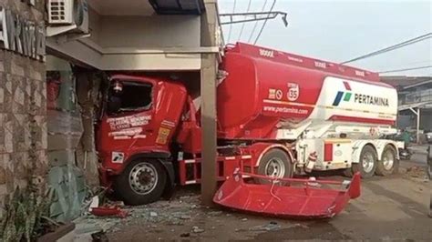 Truk Tangki Pertamina Tabrak Bangunan Klinik Di Tasikmalaya Kernet
