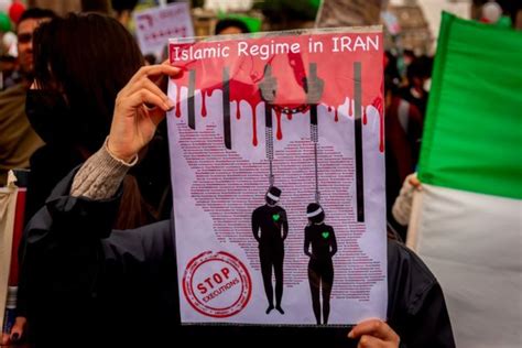 Irán Ahorca En Público Al Joven Majidreza Rahnavard La Segunda