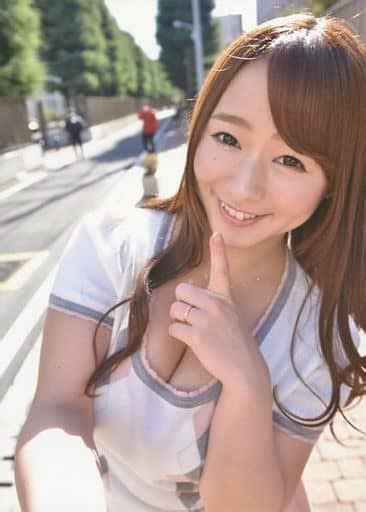 駿河屋 【アダルト】 白石茉莉奈 バストアップ・衣装白グレーピンク・右手前・左手人差し指顎・顔正面・2lサイズ Dvd「最高にスケベで綺麗な