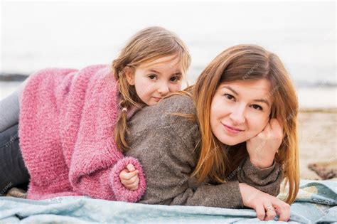 Free Photo Lovely Mother And Daughter Posing Outdoors