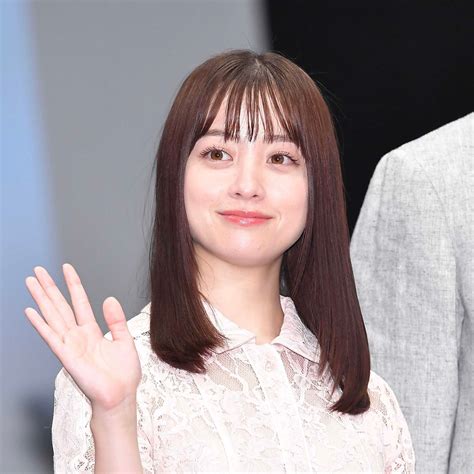 橋本環奈さんが着用、286万円の紅白司会ドレスにネット驚愕 「お値段が！」「嫁が欲しいと言ってるが無理」｜まいどなニュース