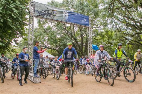 Centenas De Pessoas Participam De Passeio Ciclístico No Dia Do Meio