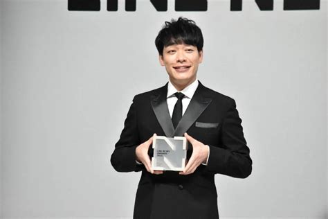 著書「ホームレス中学生」をprするお笑いタレントの麒麟・田村裕（左）。右は川島明 ― スポニチ Sponichi Annex 芸能