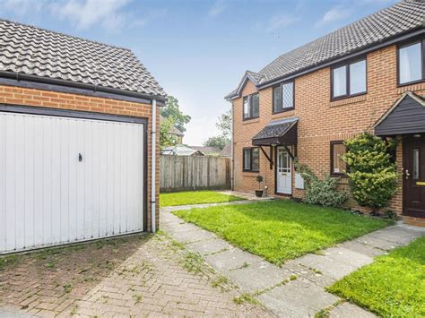 2 Bed End Terrace House For Sale In Trefoil Close Wokingham Rg40 £