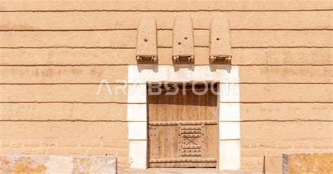 باب خشبي بتصميم معماري على الطراز الطيني القديم، متحف قصر المصمك