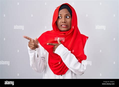 Jeune Femme Arabe Portant Un Foulard Islamique Traditionnel Hijab