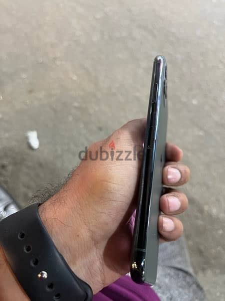 ايفون ١١ برو ماكس ٢٥٦ بالعلبة لتاعتة في خط في الشاشة واضح موبايلات