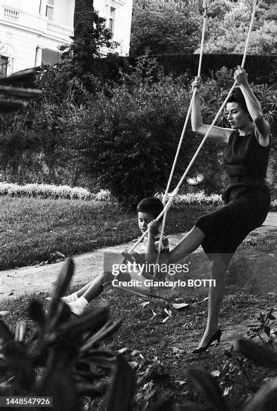 Silvana Mangano Joue à La Balançoire Avec Son Fils Dans Le Jardin De