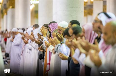 وسط أجواء إيمانية أداء صلاة التهجد بأولى ليالي العشر الأواخر من رمضان