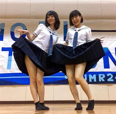 「どうぞ…」って感じでスカートたくし上げてるパンチラ画像39枚│エロ画像ぱんちらちゃんねる