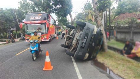 Kecelakaan Pikap Muatan Ikan Segar Terbalik Di Jalur Tengkorak Denpasar