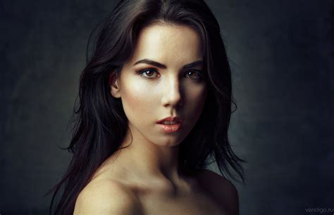 Papel De Parede Cara Mulheres Modelo Fundo Simples Cabelo Longo