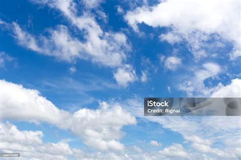 白い雲と青い空の背景のテクスチャ ふわふわのストックフォトや画像を多数ご用意 ふわふわ まぶしい タイ王国 Istock