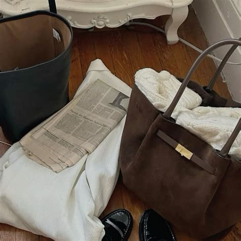 Pin By 𝐍𝐢𝐫𝐚 On Pins Van Jou In 2024 Everyday Bag Essentials Chic