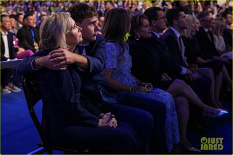 Tim Walzs Son Gus Breaks Down In Tears During Emotional Dnc Moment