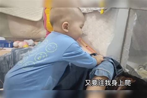 十个月的宝宝太厉害了，直接一屁股坐小姨身上，还怒吼小姨