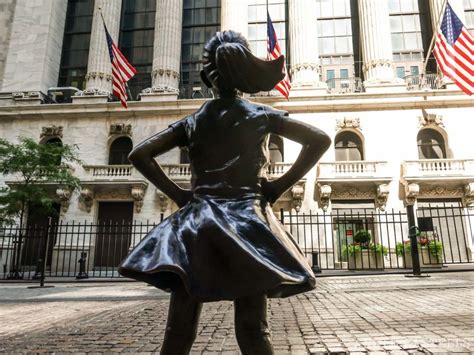 El Toro De Wall Street Y La Niña Sin Miedo En Nueva York