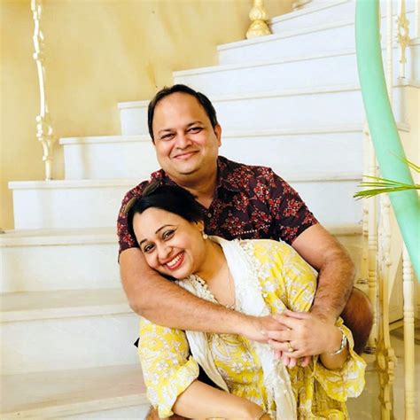 रियल लाइफ में कौन है तारक मेहता फेम माधवी का पति जीती हैं ग्लैमरस