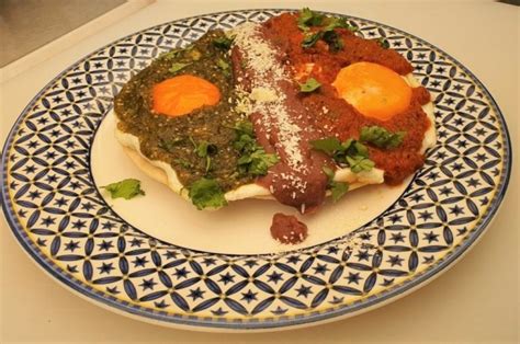 Huevos Divorciados Con Salsa Roja Y Verde