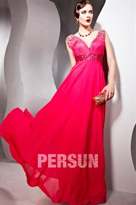 Robe De Soirée Moulante Rouge Ornée De Strass Décolletée En V Sans