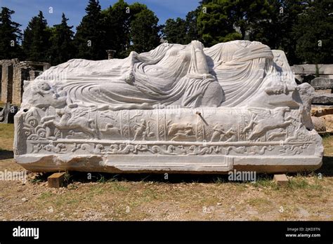 Finely Sculpted Lid Of Plundered White Marble Sarcophagus Or Tomb Chest