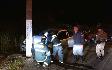 Irmãos Ficam Feridos Após Carro Bater Em Poste Em Juiz De Fora Zona
