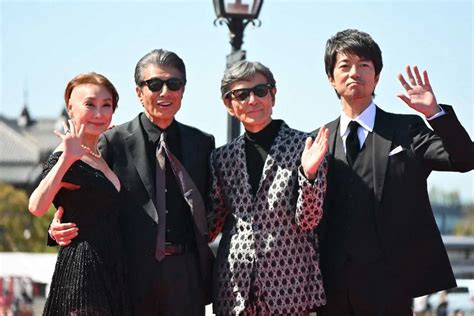 映画「帰ってきた あぶない刑事」完成披露舞台挨拶に出席した（左から）原廣利監督、吉瀬美智子、浅野温子、舘ひろし、柴田恭兵、仲村トオル、土屋太鳳