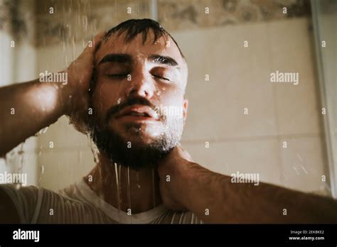 Homme Sous La Douche Banque De Photographies Et Dimages à Haute