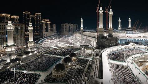 المصلون يؤدون صلاة التراويح في أول ليالي شهر رمضان بالحرم المكي صور