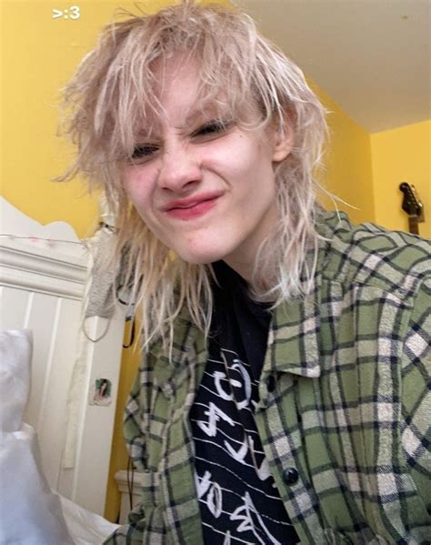 3 Chloe Moriondo In 2021 Hair Inspo Color Pretty People Cool