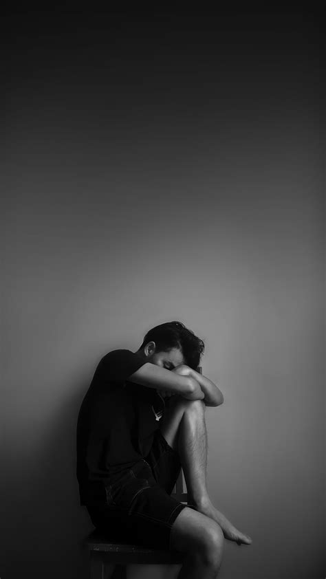 무료 이미지 변하기 쉬운 손 빛 검정색과 흰색 사람들 화이트 사진술 의자 남성 초상화 청소년 좌석 어둠